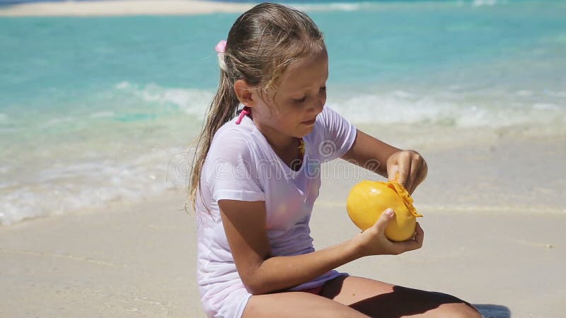 La Jeune Fille Sur La Plage Banque De Vidéos Vidéo Du Corral