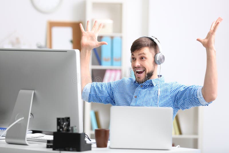 Portrait Du Beau Programmeur Blond De Femme Posant Dans Le Bureau Image ...