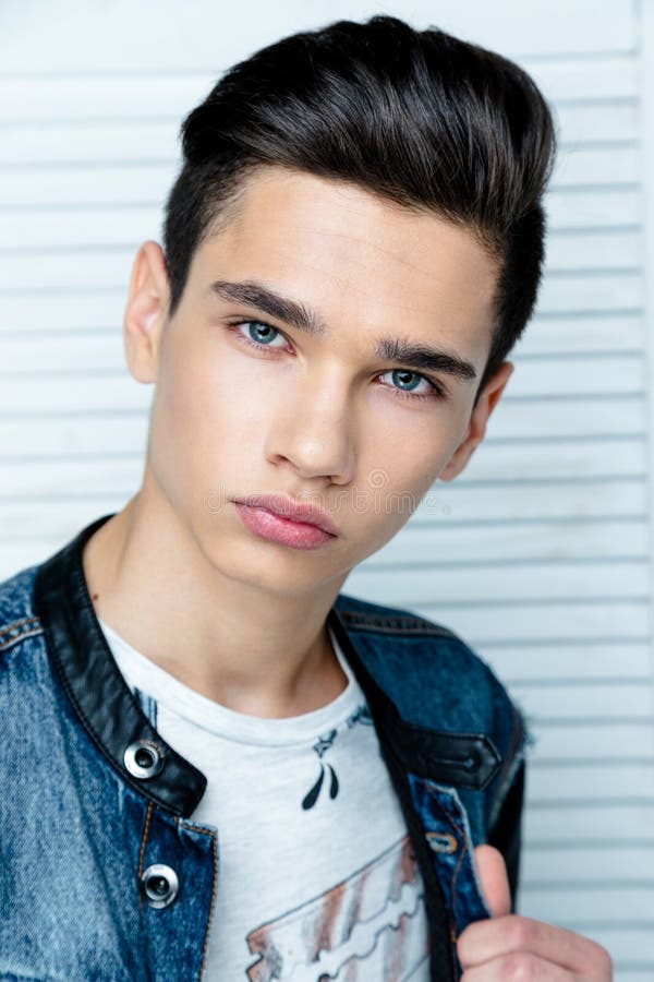 Jeune Garçon Beau D'adolescent Photo stock - Image du réussite, plaisir ...
