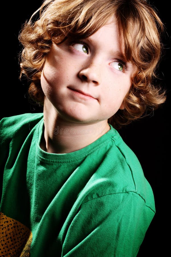 Jeune garçon mignon image stock. Image du songeur, vert - 17009133