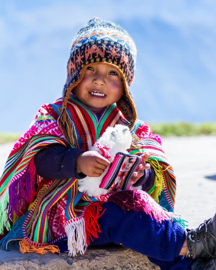 Jeune garçon péruvien photographie éditorial. Image du coloration ...