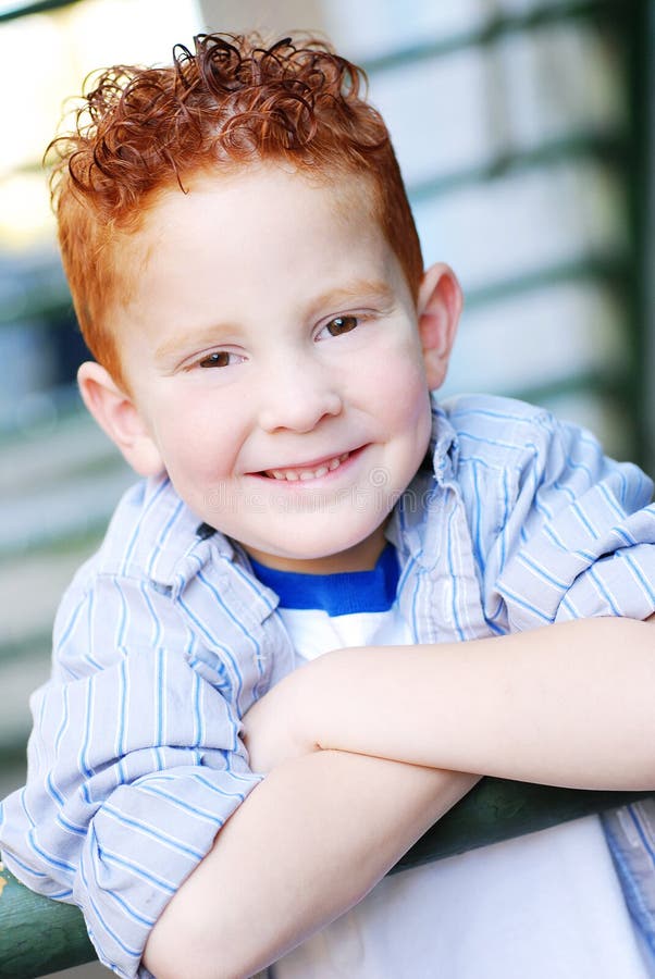 Jeune Garçon Roux De Sourire Photo stock - Image du verticale, bras ...
