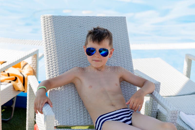 Jeune Garçon Dans Un Maillot De Bain Sur Une étagère Par La Piscine Image Stock Image Du