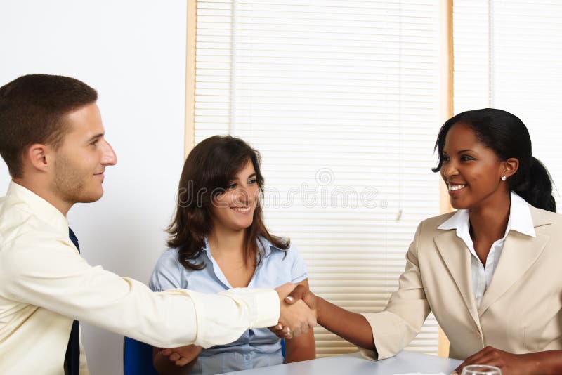 Jeune Gens D'affaires De Salutations Photo stock - Image du collègue ...