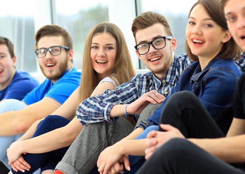 Jeune Groupe De Personnes Heureux Image stock - Image du occasionnel ... Jeune Groupe De Personnes Heureux Image stock - Image du occasionnel ...