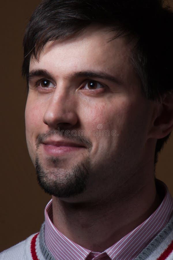 Jeune homme avec la barbe photo stock. Image du mode - 18270428