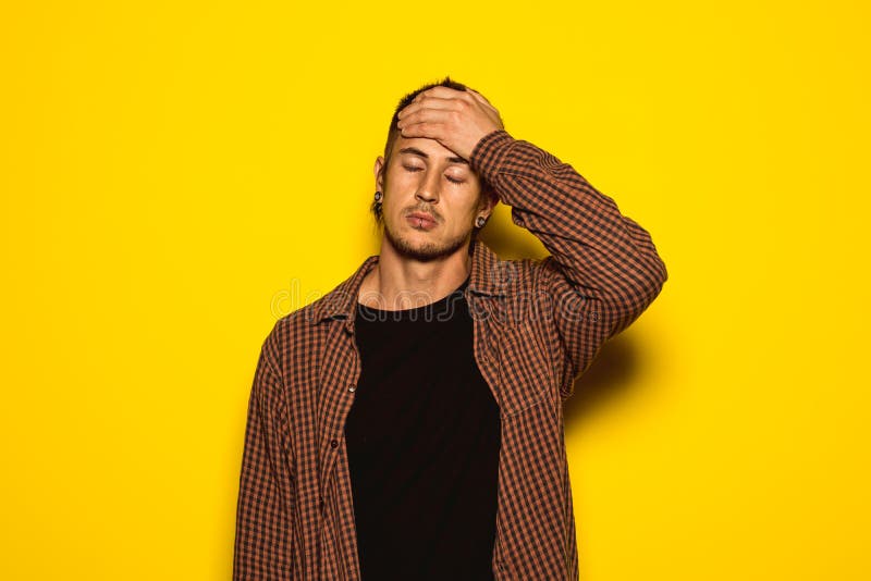 Jeune Homme Avec La Main Sur Le Front Photo stock - Image du verticale ...