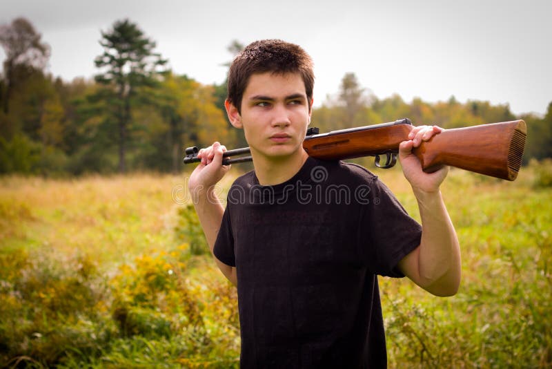 Jeune homme avec le canon image stock. Image of canon - 21307953