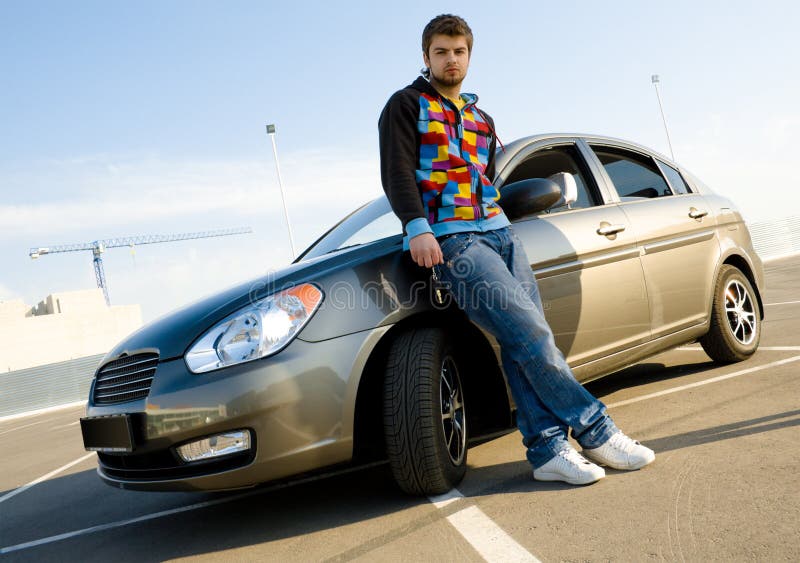Jeune Homme Avec Son Véhicule Neuf Image stock - Image: 9016287