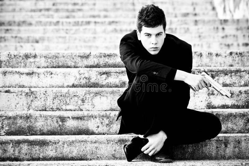 Jeune homme avec un canon image stock. Image of élégance - 4230631