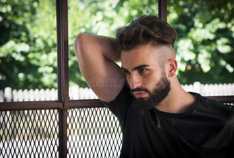 Jeune Homme Beau Avec La Barbe Image stock - Image du mode, visage ...