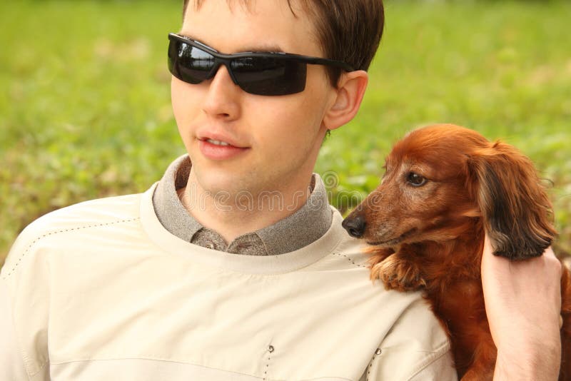 Jeune Homme Borgne Avec Le Crabot-guide Image stock - Image du prise ...