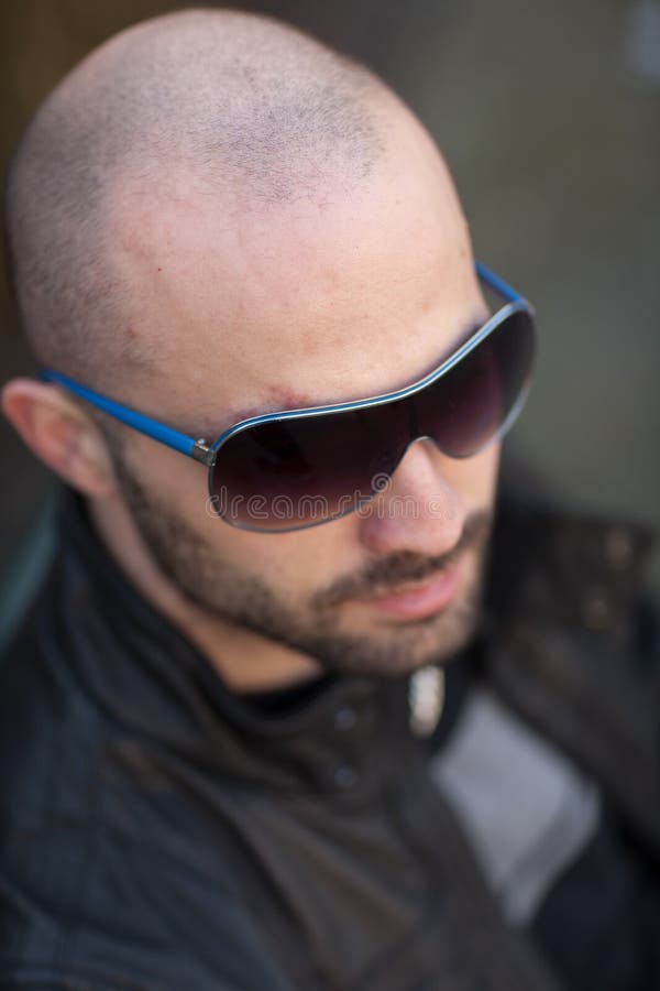 Jeune homme chauve photo stock. Image du cuir, beau, chauve - 18691282