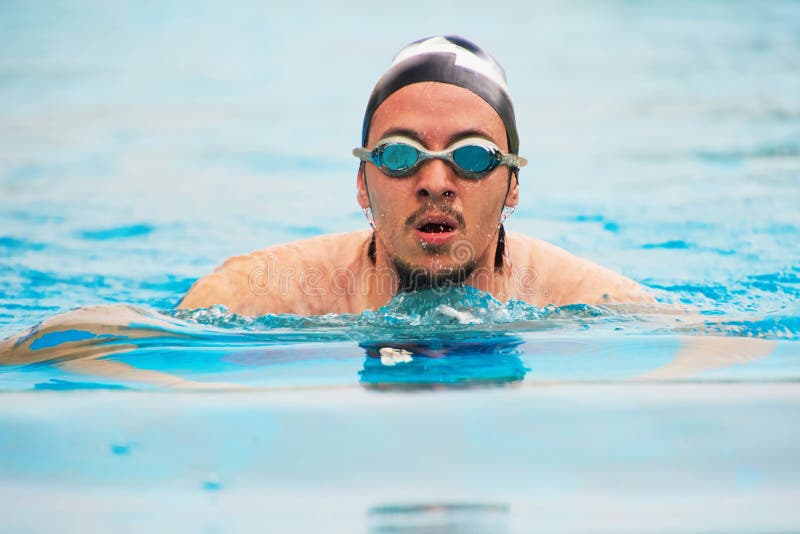 Le Jeune Homme Nage Dans Une Piscine Photo stock - Image du athlète ...