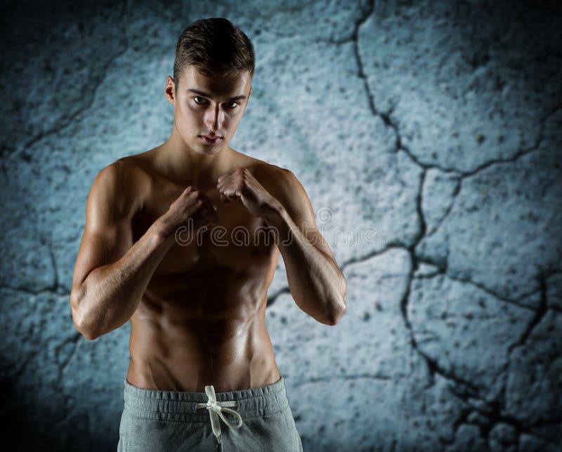 Jeune Homme En Position De Combat Ou De Boxe Image stock - Image du ...