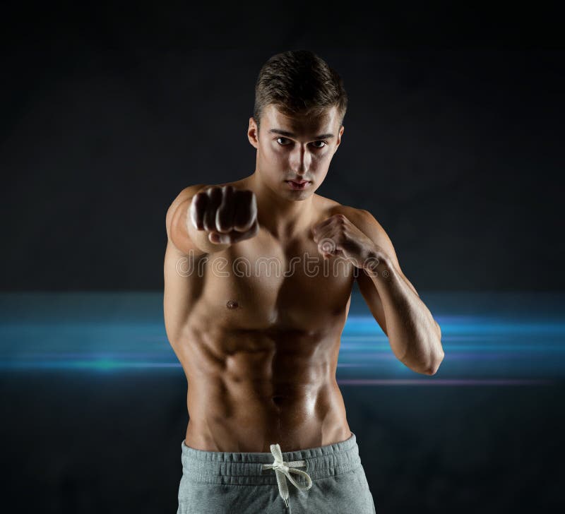 Jeune Homme En Position De Combat Ou De Boxe Photo stock - Image du ...