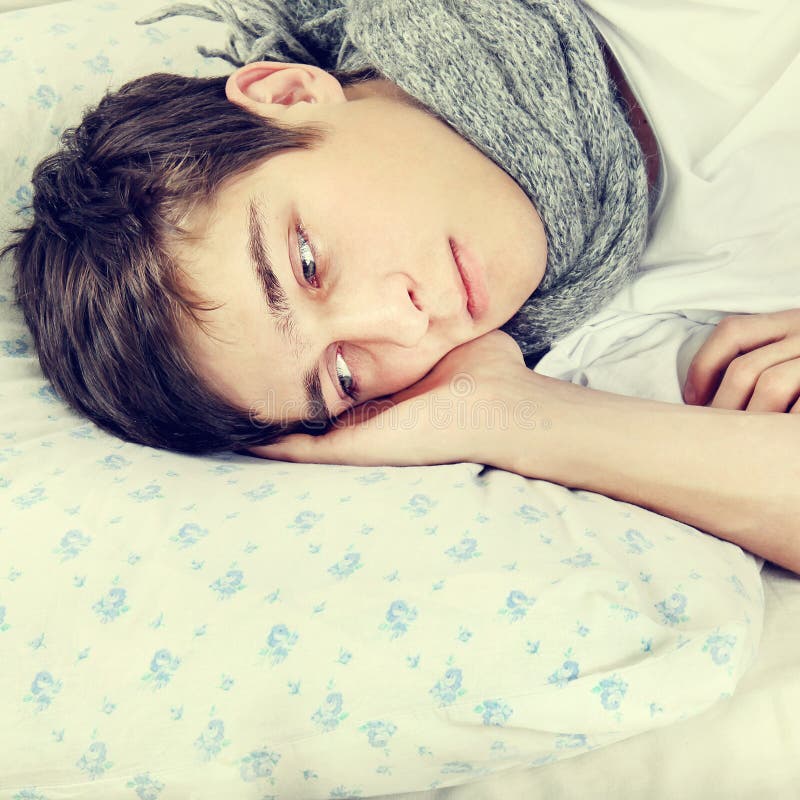 Jeune homme fatigué image stock. Image du morne, attrayant - 63784941