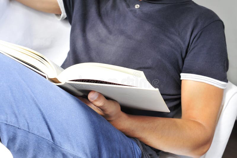 Jeune Homme Lisant Un Livre Dans Le Lit Photo stock - Image du ...