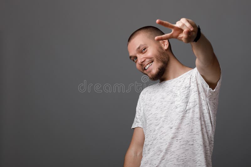 Jeune Homme Montrant Le Geste De La Victoire Image Stock Image Du