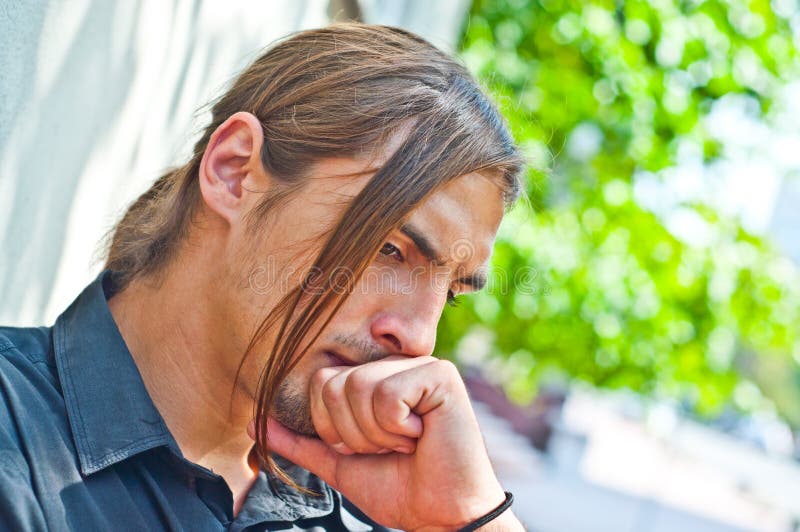 Jeune homme pensif image stock. Image du main, contemplation - 21131877