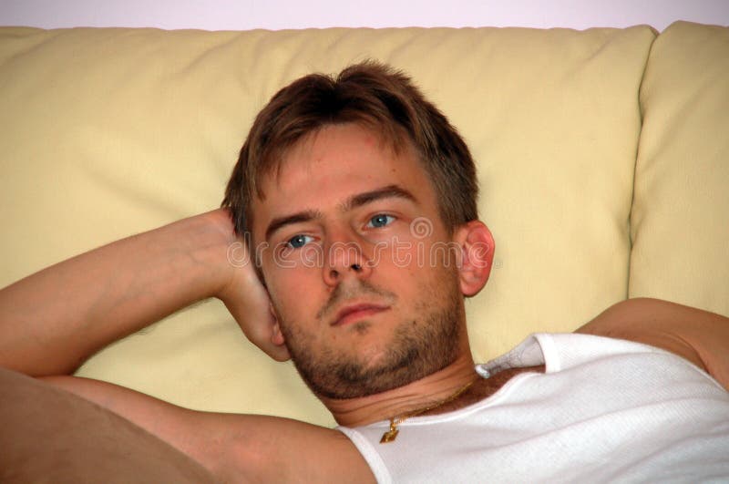 Jeune homme pensif image stock. Image du reste, masculin - 3848727