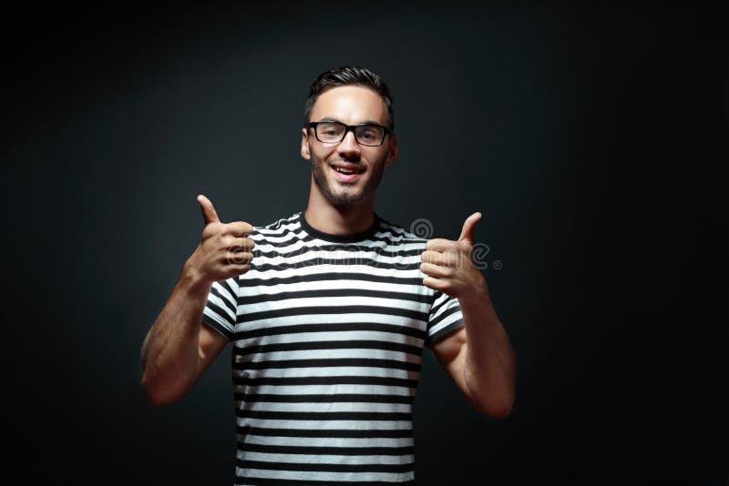 Jeune homme satisfaisant image stock. Image du occasionnel - 87346245