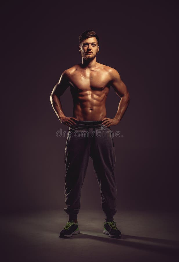 Jeune homme sportif photo stock. Image du sain, fuselage - 70399174