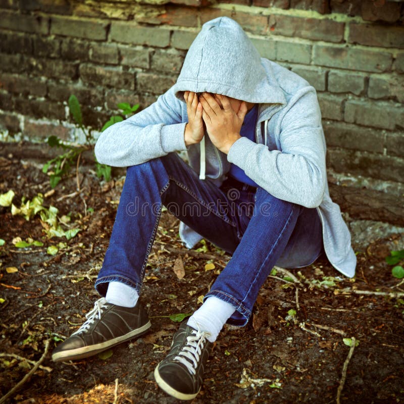 Jeune homme triste image stock. Image du dépression, défaillir - 92398821
