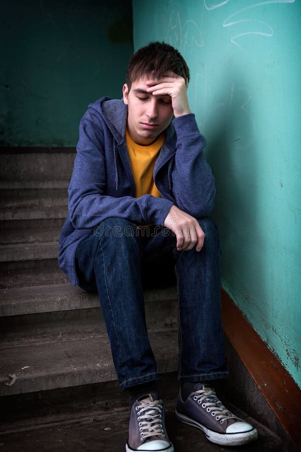 Jeune homme triste image stock. Image du banni, coin - 93739575
