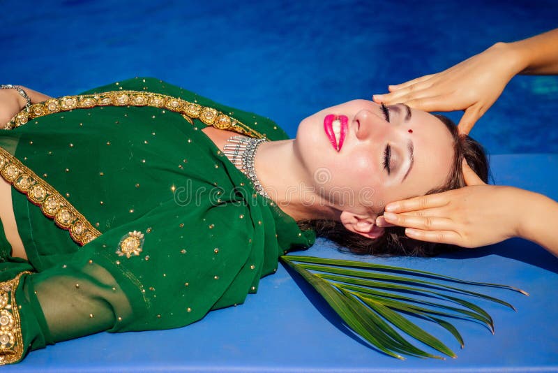 Jeune Indienne Belle Bindi Troisième Oeil En Sari Vert Stylisé à Lhuile Traitement Spa Ayurveda