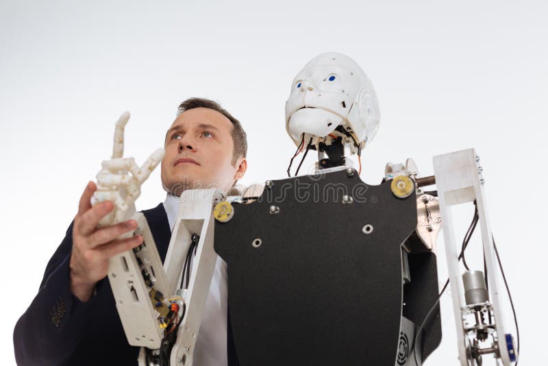 Jeune Inventeur Intelligent Démontrant Son Robot Photo stock - Image du ...