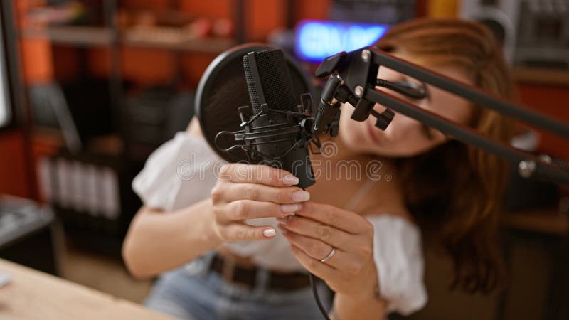 Jeune Journaliste Radio Connectant Le Microphone Au Studio Radio Photo ...