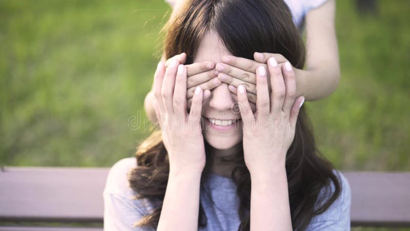 Jeune Maman Avec Une Fille Fermant Ses Yeux En Parc Clips Vidéos