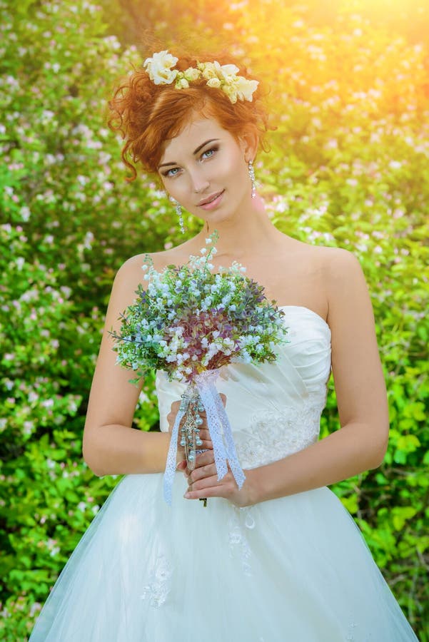 Jeune mariée rousse image stock. Image du charme, brillant - 42648285