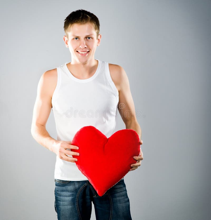 Jeune Menl Mignon Avec Un Coeur Rouge Image stock - Image du roman ...