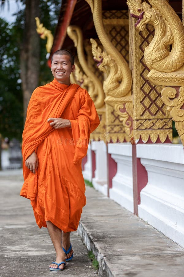 Jeune Moine Bouddhiste Walking Next To Le Temple Photo stock - Image du ...