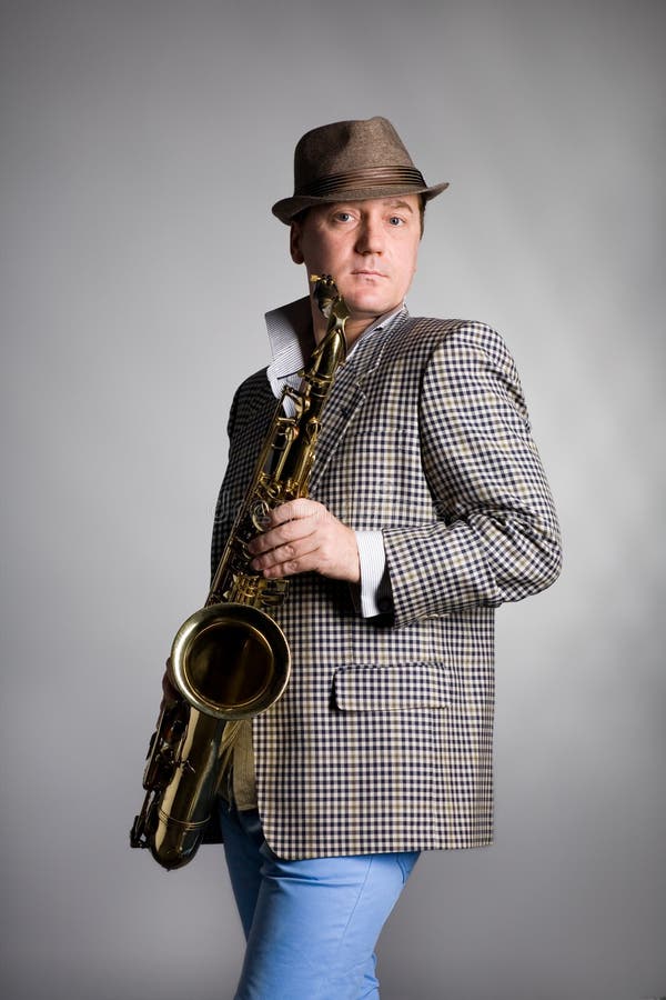 Le Musicien Joue Le Saxophone. Photo stock - Image du pièce, joueur ...