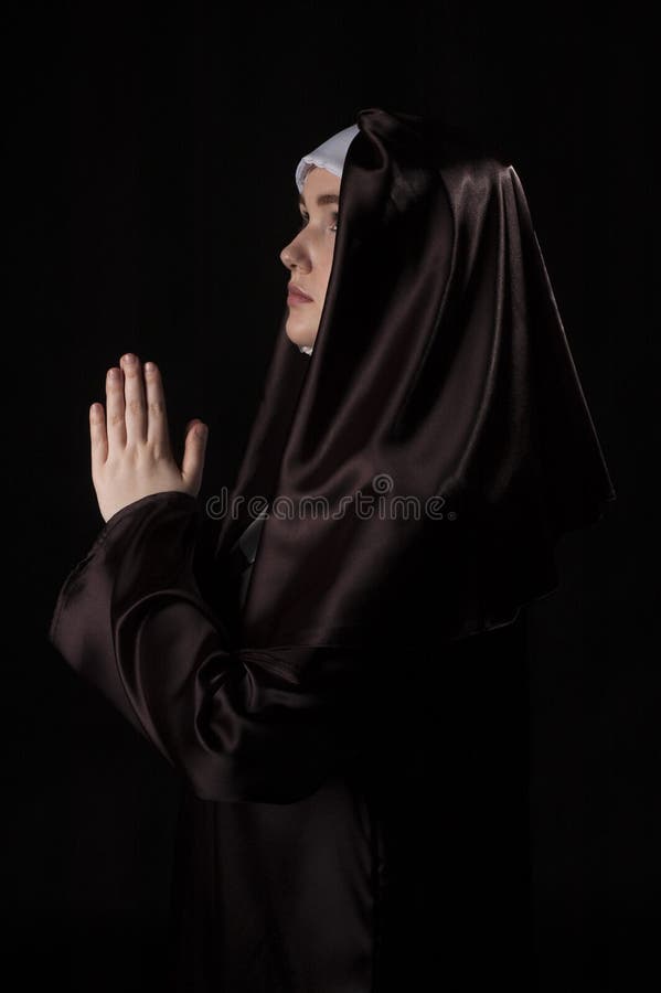 Jeune nonne attirante photo stock. Image du christianisme - 22101248