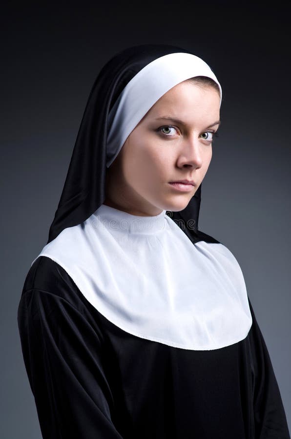 Jeune Nonne Dans Le Concept Religieux Photo stock - Image du beau ...