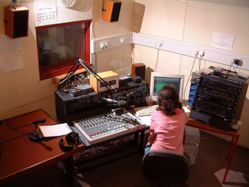 Jeune Opérateur Par Radio De Studio Image stock - Image du femme, jeune ...