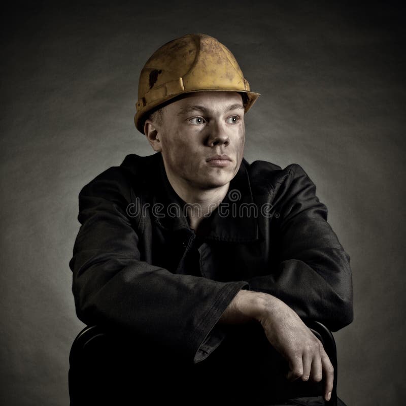 Jeune ouvrier image stock. Image du caverne, partie, poussière - 23968937