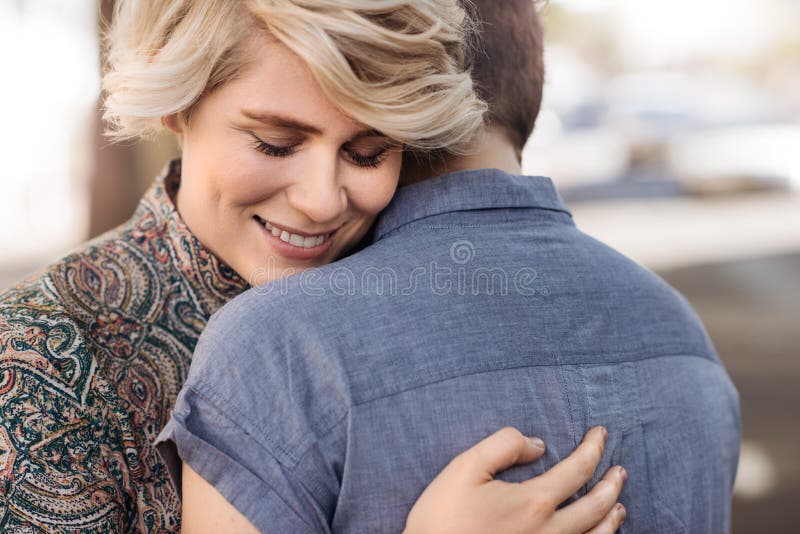 Jeune Position Lesbienne Aimante De Couples En Dehors De Partager Un