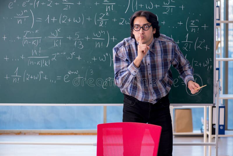 Jeune Professeur De Maths Dr?le Devant Le Tableau Image stock - Image ...