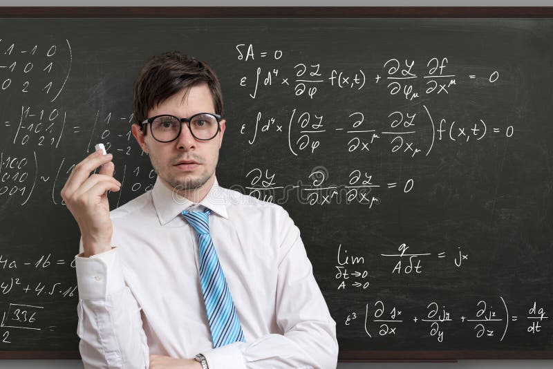 Jeune Professeur Devant Le Tableau Noir Avec Des équations De Maths Image stock - Image du étude ...