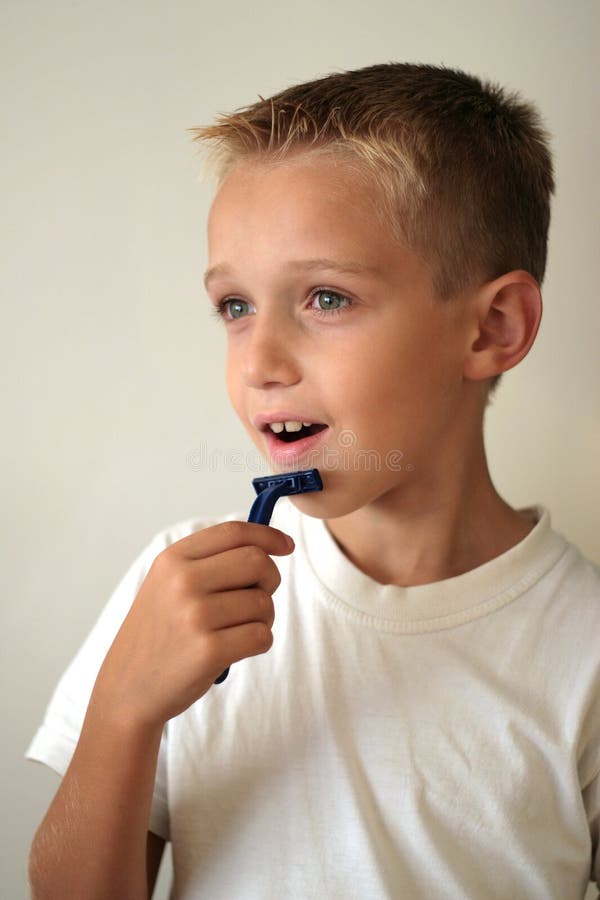 Jeune raser de garçon photo stock. Image du enfance, yeux - 1404680