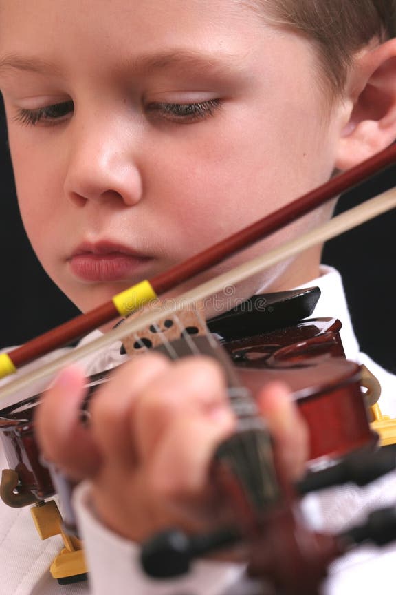 Jeune violoniste photo stock. Image du éducation, pièce - 5336196