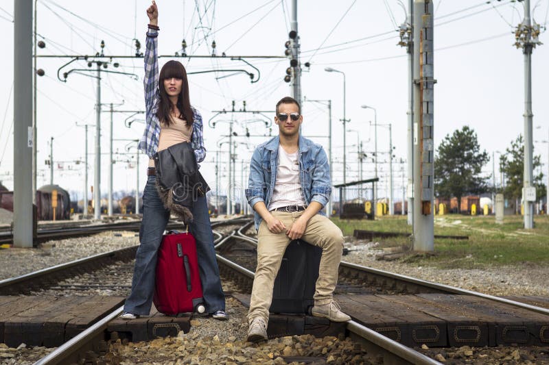 Jeunes Couples Attendant Le Train Photo stock - Image du fille, course ...