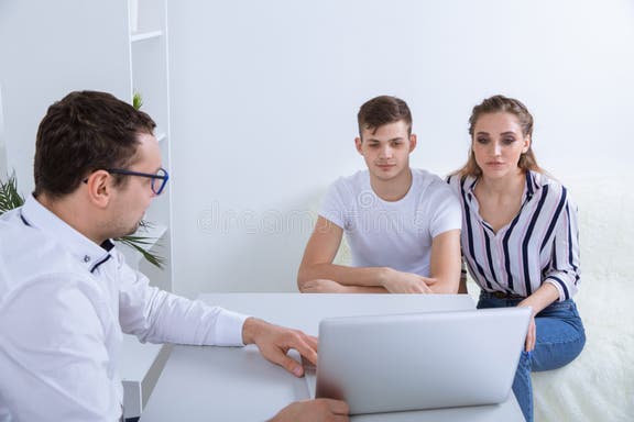 Jeunes Couples En Cours D'hypoth?que Documating Image stock - Image du assurance, document ...