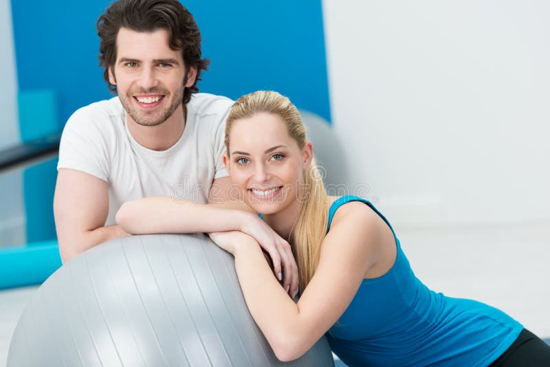 Jeunes Couples Heureux Faisant La Formation De Forme Physique Photo ...