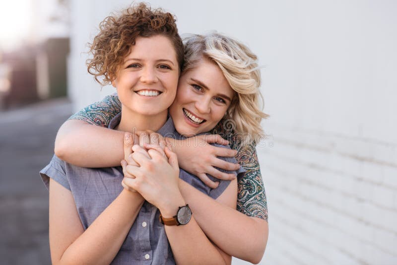 Jeune Position Lesbienne Affectueuse De Couples Dans Des Bras De Chacun